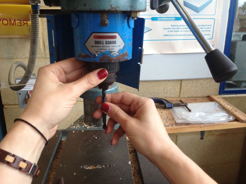 How to put a drill bit in a pillar drill - B+C Guides