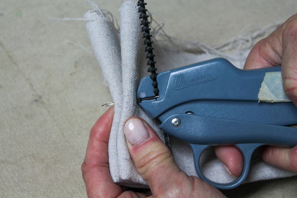 How to load your tack gun - B+C Guides