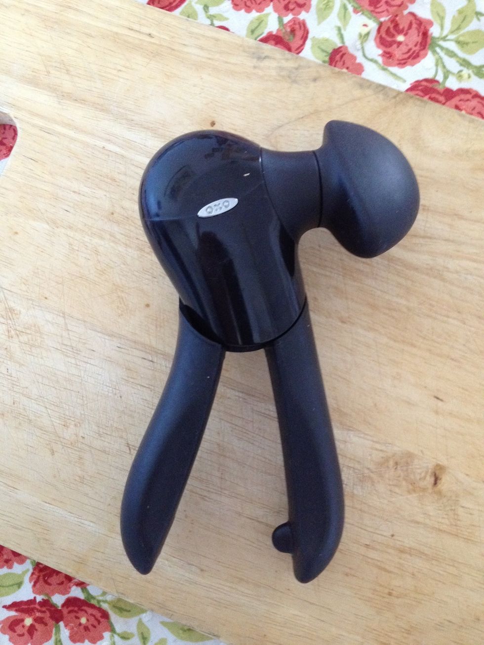 How to make jewelry or decorations out of tin can lids - B+C Guides